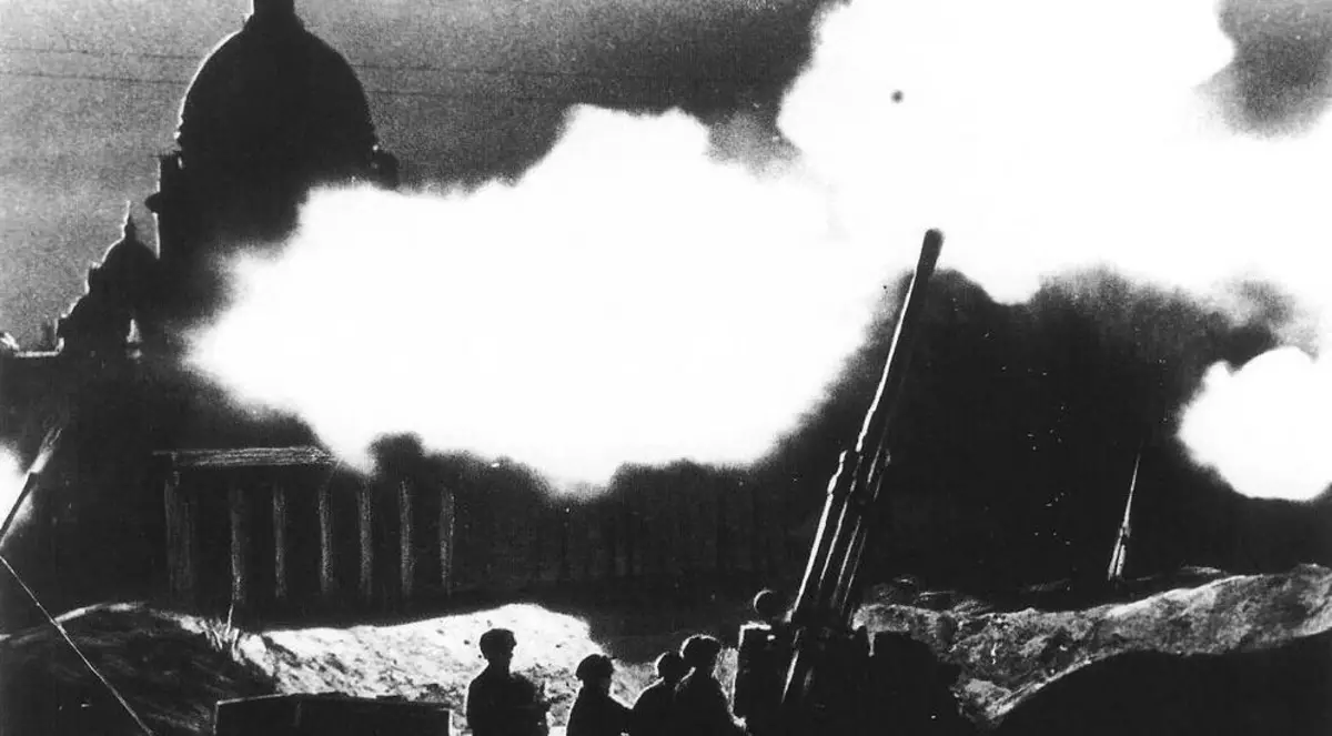 Anti_aircraft_Leningrad_1941.jpg.