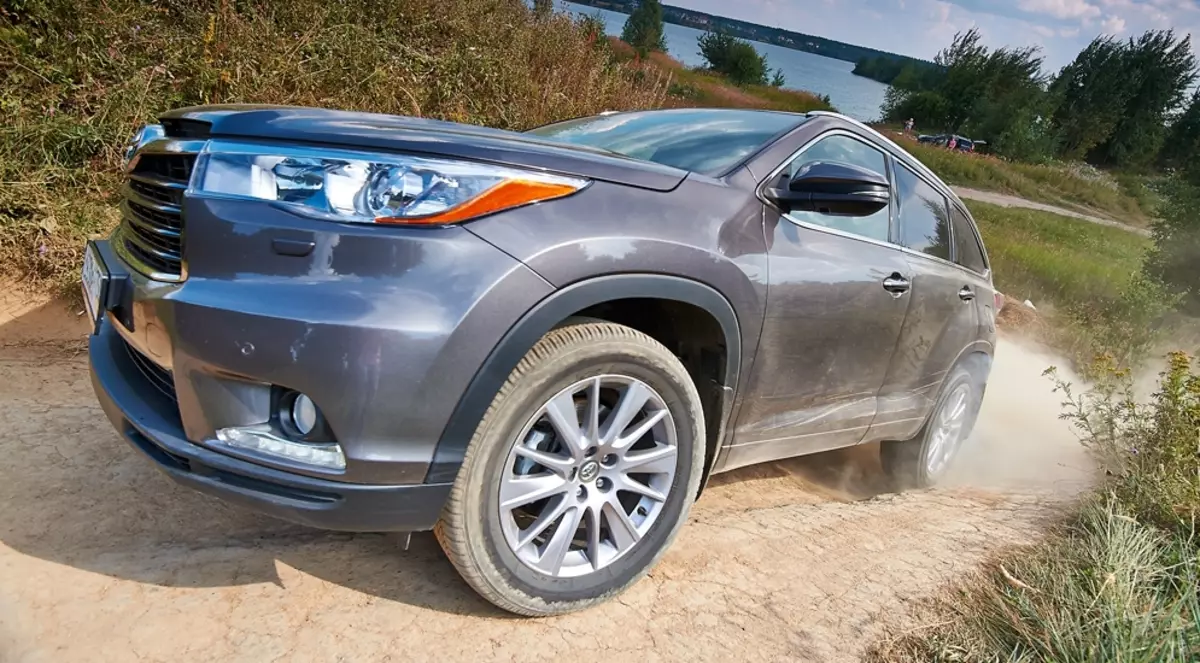 ტესტირება Toyota Highlander: გენი არ მალავს 10513_15