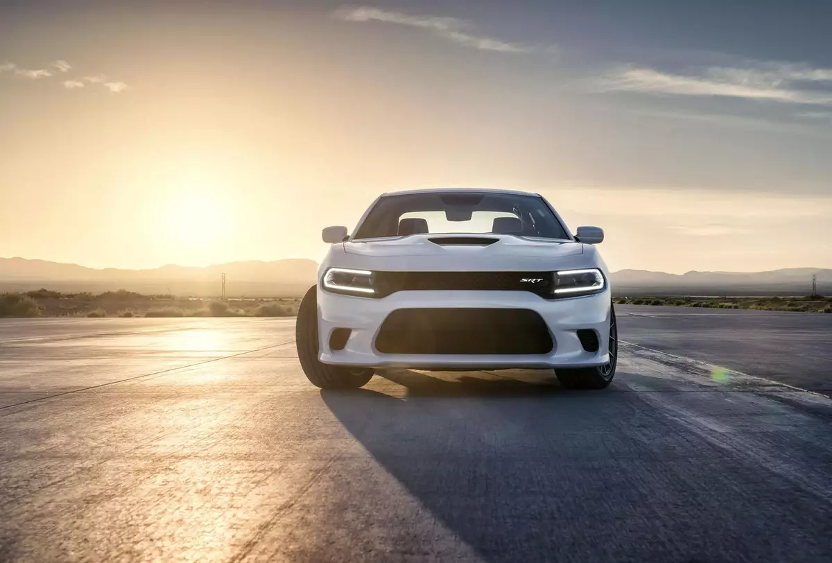 Dodge presenta el sedán serie más rápido y potente del planeta. 10808_1