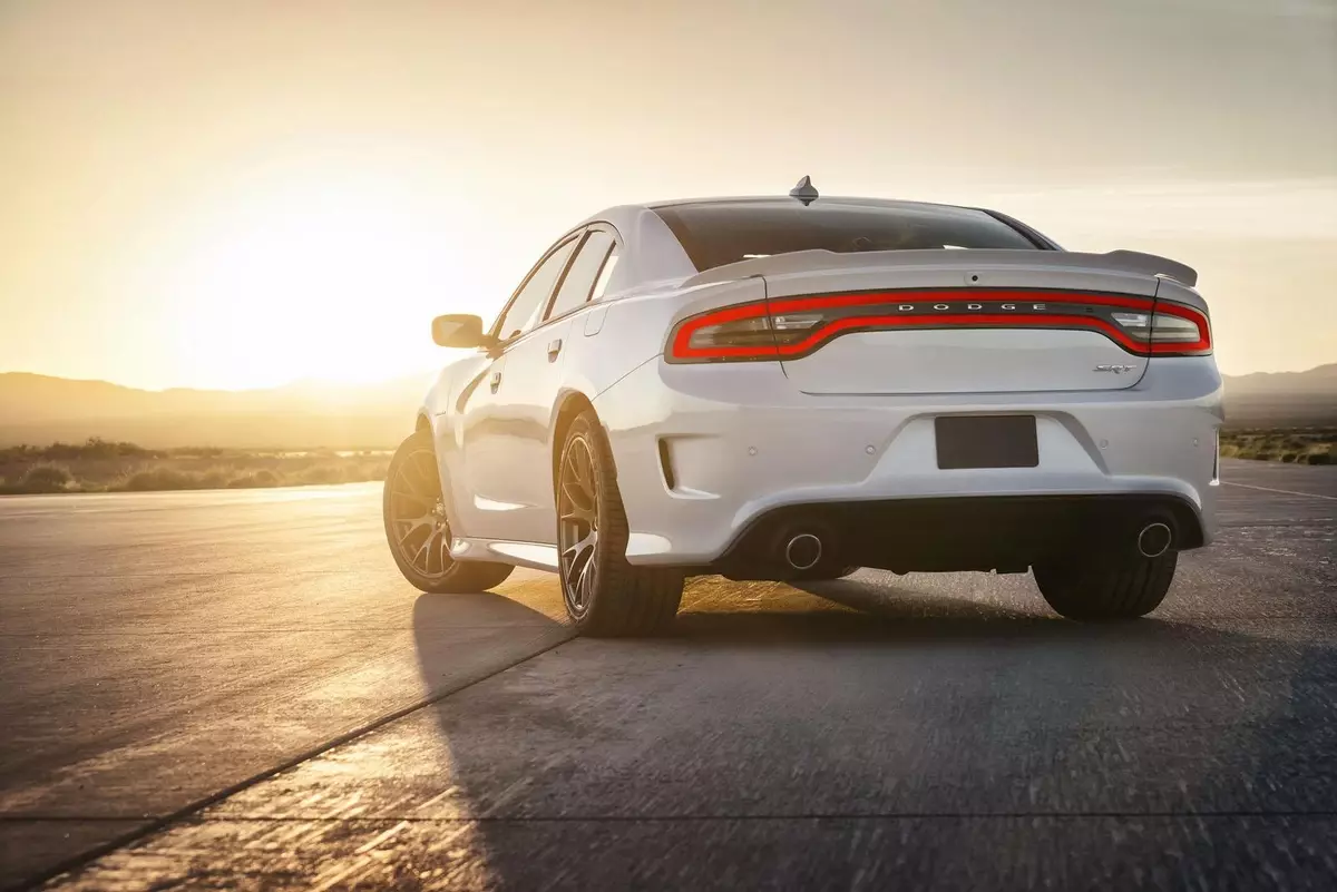 Dodge presenta el sedán serie más rápido y potente del planeta. 10808_3