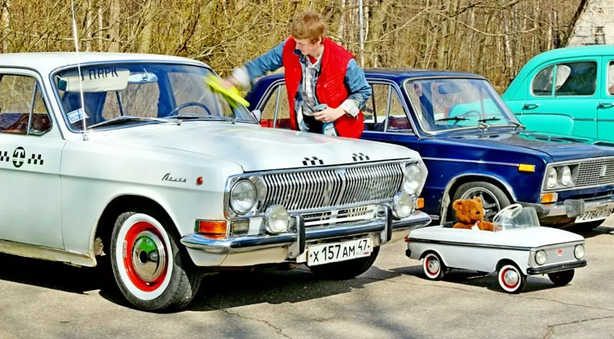 Sowjet-motors besoek Lenin: Foto-verslag van die opening van die retroseisoen 1111_17