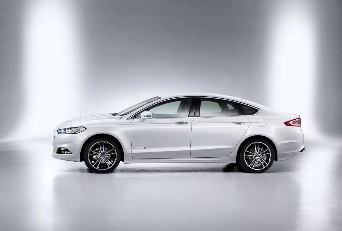 Ford Mondeo last generation will get to European dealers in the fall 11208_2