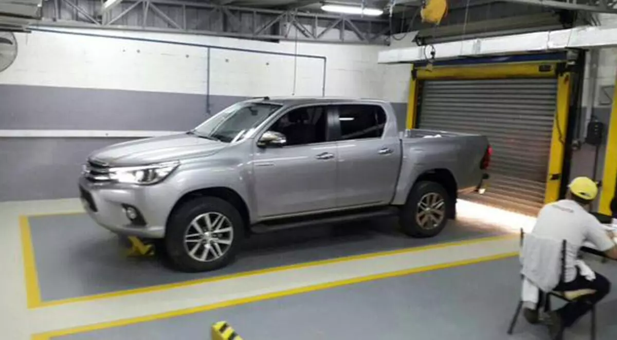 Toyota Hilux continua a declassare "spie"