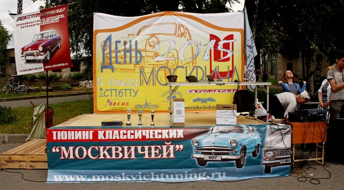 Argazki Galeria "Moskvich Day" hiriko retro herriarekin San Petersburgoko