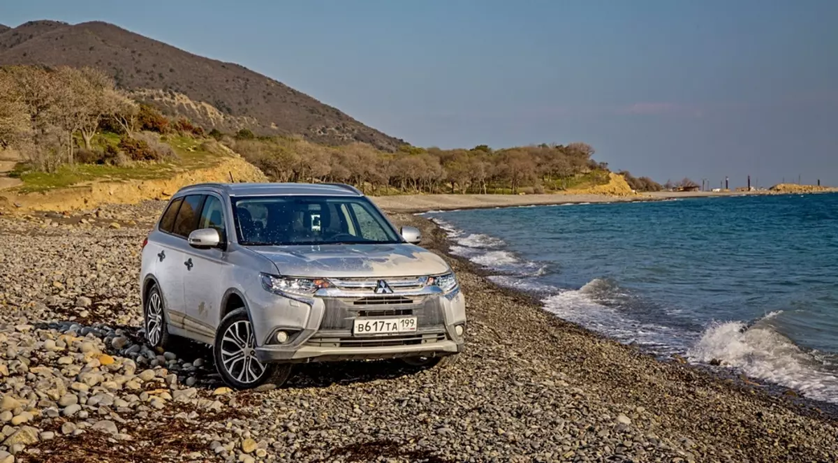 Mitsubishi_outlander_my.16_car_022.jpg.