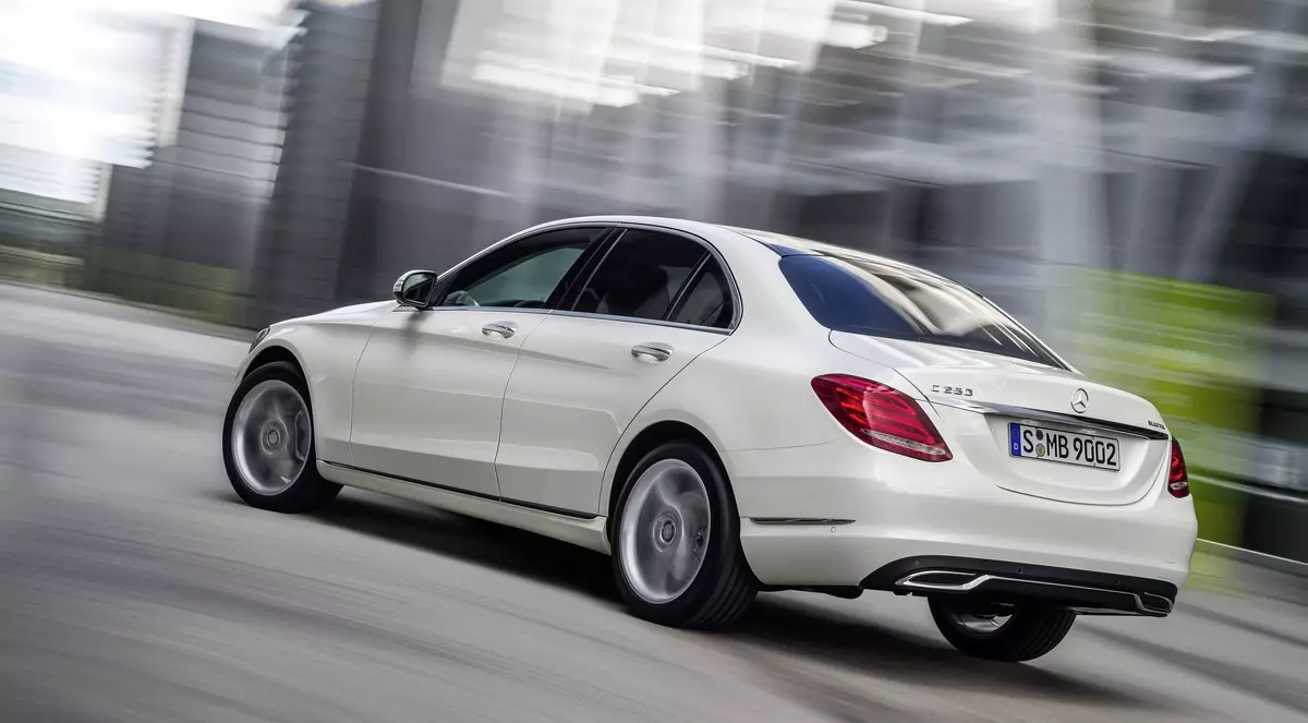 Mercedes-Benz Classe C adquirirá uma versão mais acessível 1461_2