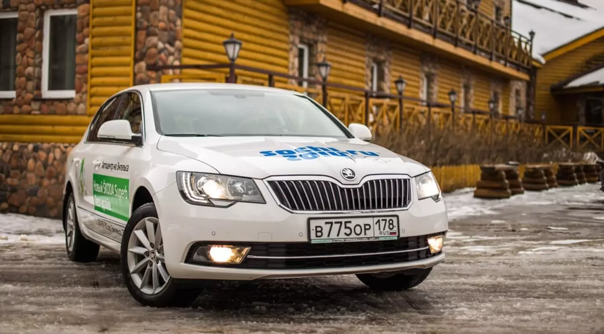 Ikizamini cya Skoda Superb na Honda Amasezerano: Bake barekuwe 14995_4