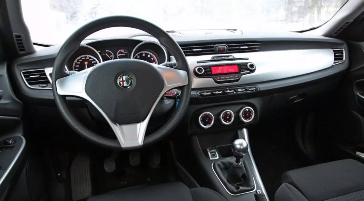Ujian memandu Alfa Romeo Giulietta: Itali, yang tidak menjerit 15055_8