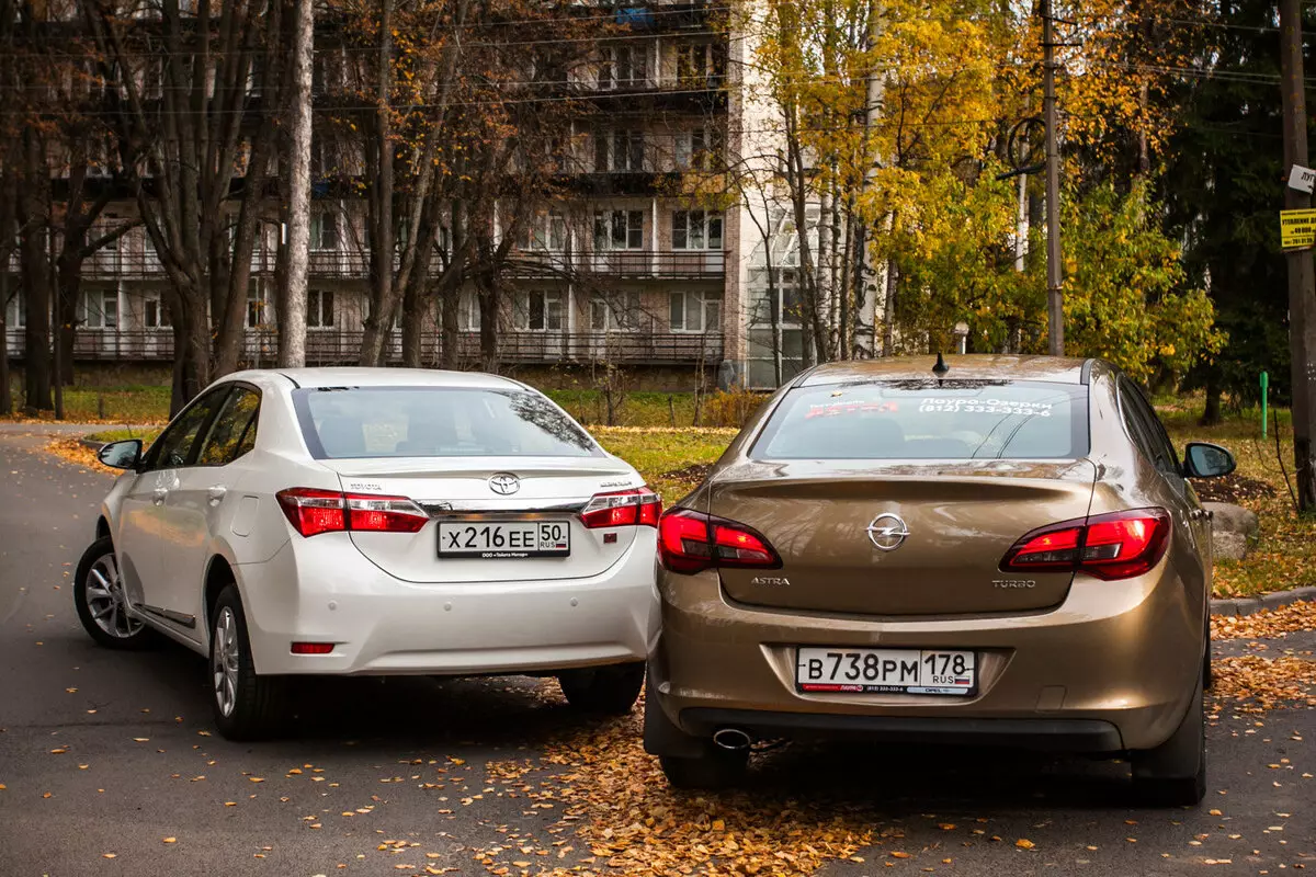 Opel Astra Sedan og Toyota Corolla