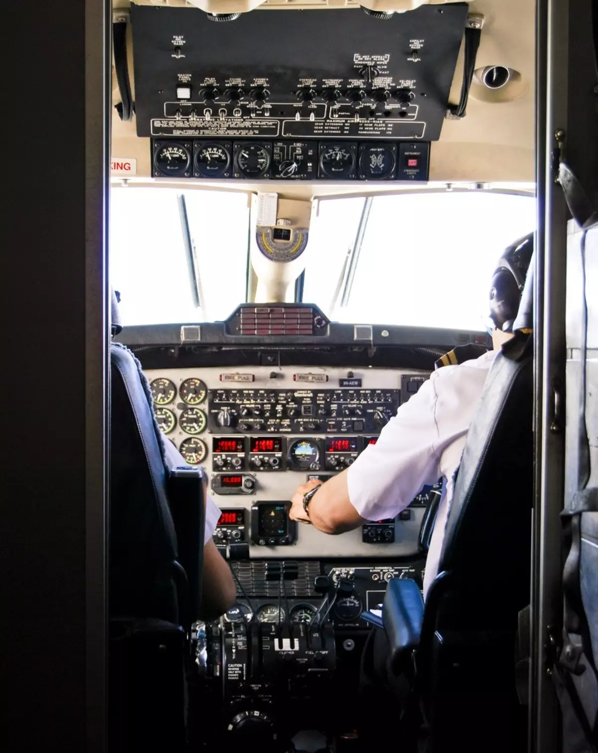 Na cabina piloto durante o voo local a Everest.jpg