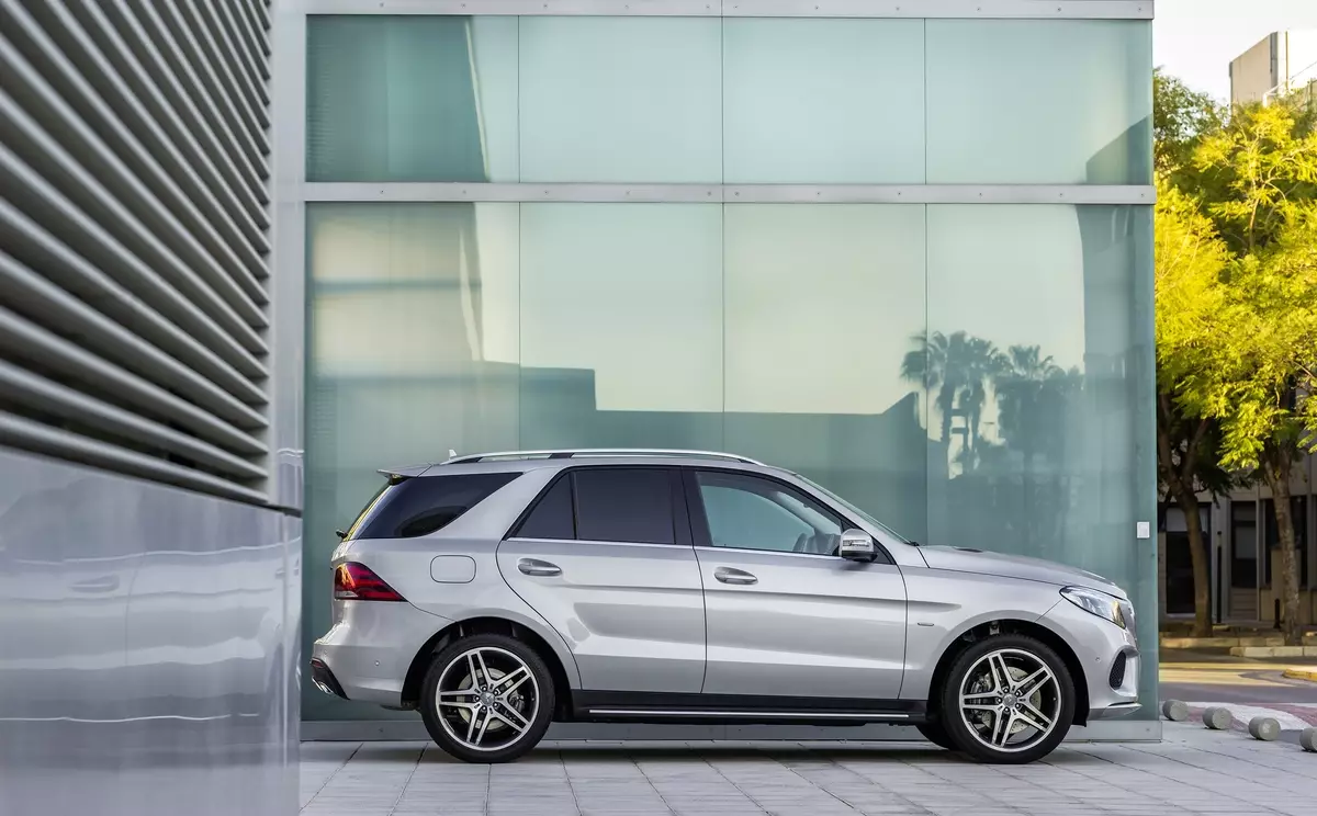 Η Mercedes-Benz M-Class πέρασε από το Faislift και μετονομασμένο GLE 1618_16