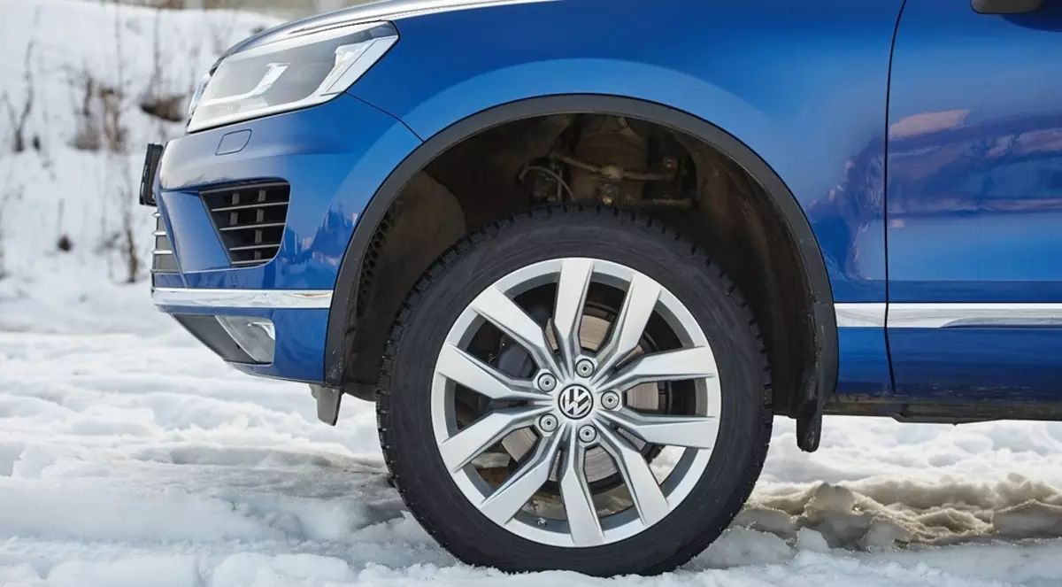 Gi-update sa Test Drive ang Volkswagen Touareg: Ogrechi Ebolusyon 1662_5