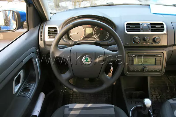 Salon kamar Skoda minangka ergonomik, tikel kanthi kualitas eksekusi. Kanggo ngadhepi sing angel: pangaturan tatu lan kursi ekstensif, akses menyang fungsi dhasar luwih trep. Mung ing kene interior skoda sing mboseni, lan ora dicopot kanthi tliti