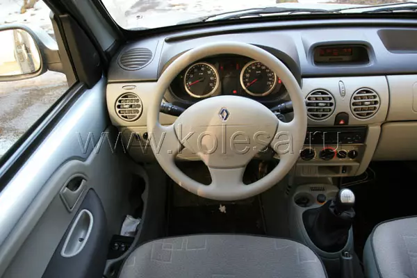 Renault Kangoo en Kangoo definitivamente disfrutará del claustrofobo: la acción del lugar sobre la cabeza parece infinita. Puede conducir en la rueda, ya que en un automóvil de pasajeros, la visibilidad es ligeramente peor que en el compañero, pero todos los controles están a la mano. Ubicado, y aquí.