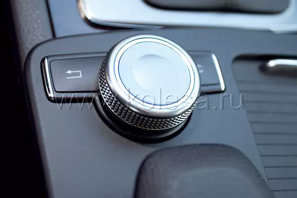 您可以使用兩個手指控制多媒體車載系統。穩壓器按鈕可以在八個平面中旋轉，按下和偏轉。