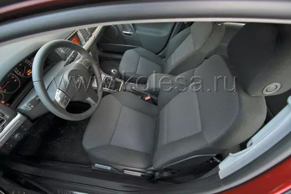 Un interior más interesante de Mondeo se ve de moda en comparación con la decoración interna de Vectra.