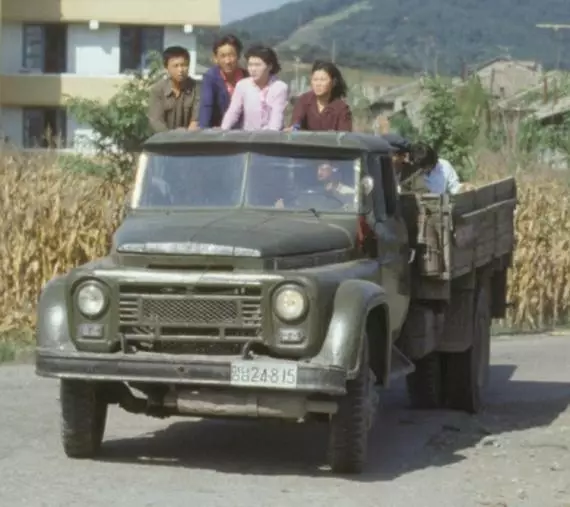 הצמח ב- DPRK, אשר הפיק את GAZ-69 ומרצדס בנץ 190 עם מנוע מן הוולגה 17394_11