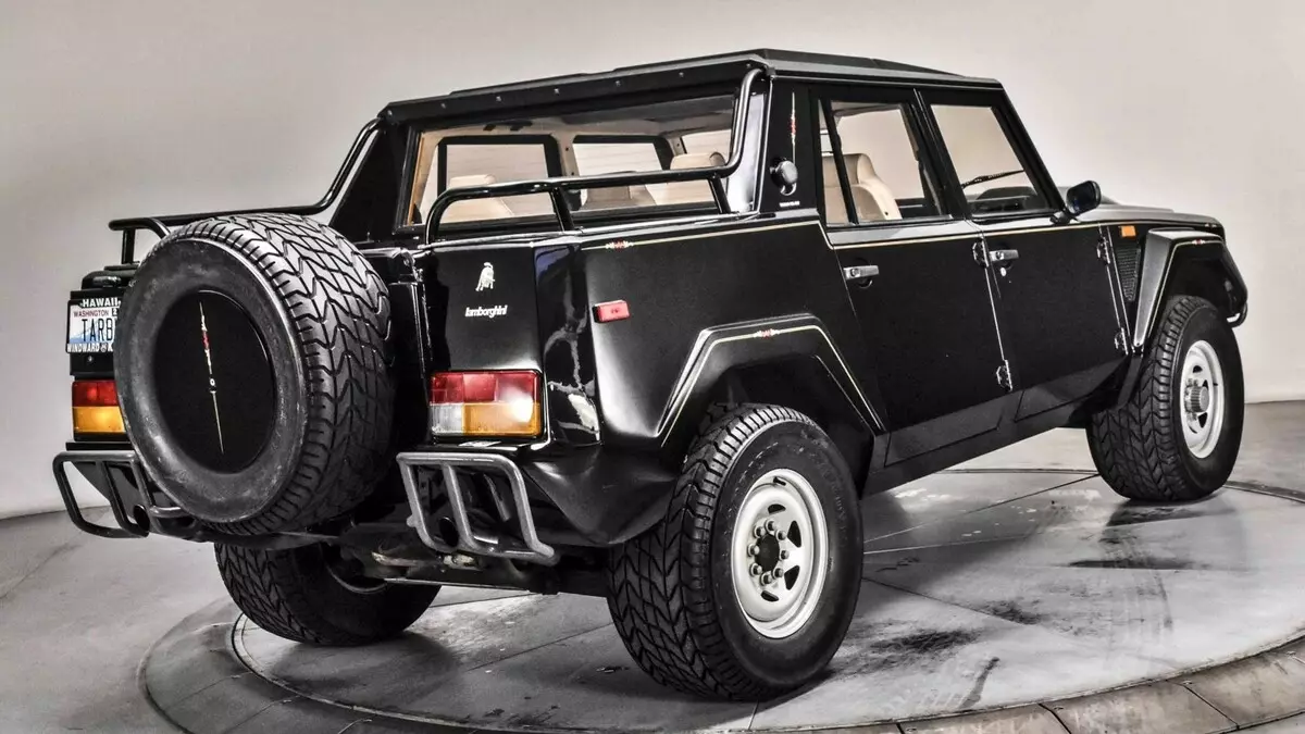 ის არ არის თქვენ URUS: იშვიათი Lamborghini LM002 თითქმის გარეშე იყიდება იყიდება 17451_1