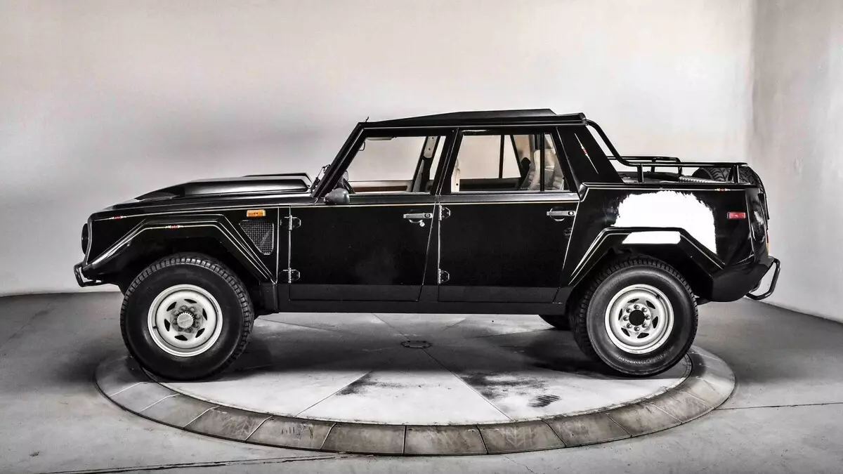 Він вам не Urus: раритетний Lamborghini LM002 майже без пробігу виставлений на продаж 17451_2