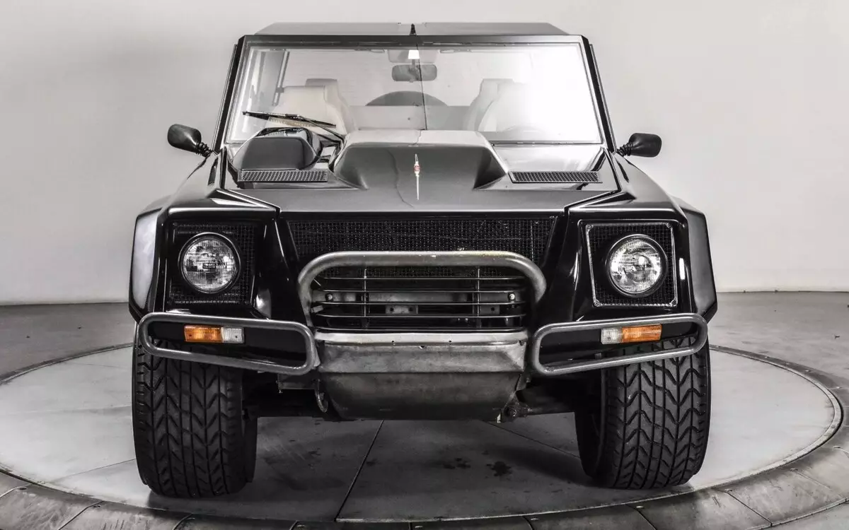 No és vostè Urus: el rar Lamborghini LM002 és gairebé sense córrer a la venda 17451_3