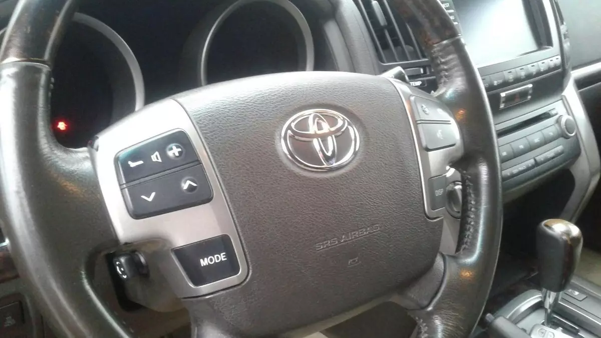 Toyota Tanah Cruiser 200 kanggo 1,7 juta 17481_21