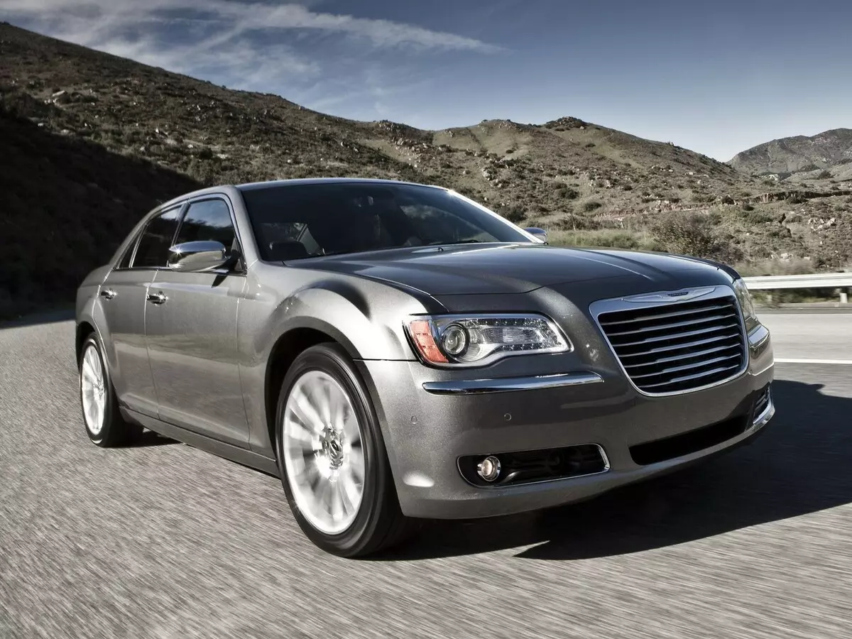 Chrysler 300c II: ¿Debo comprar 1,3 millones de rublos? 17501_1