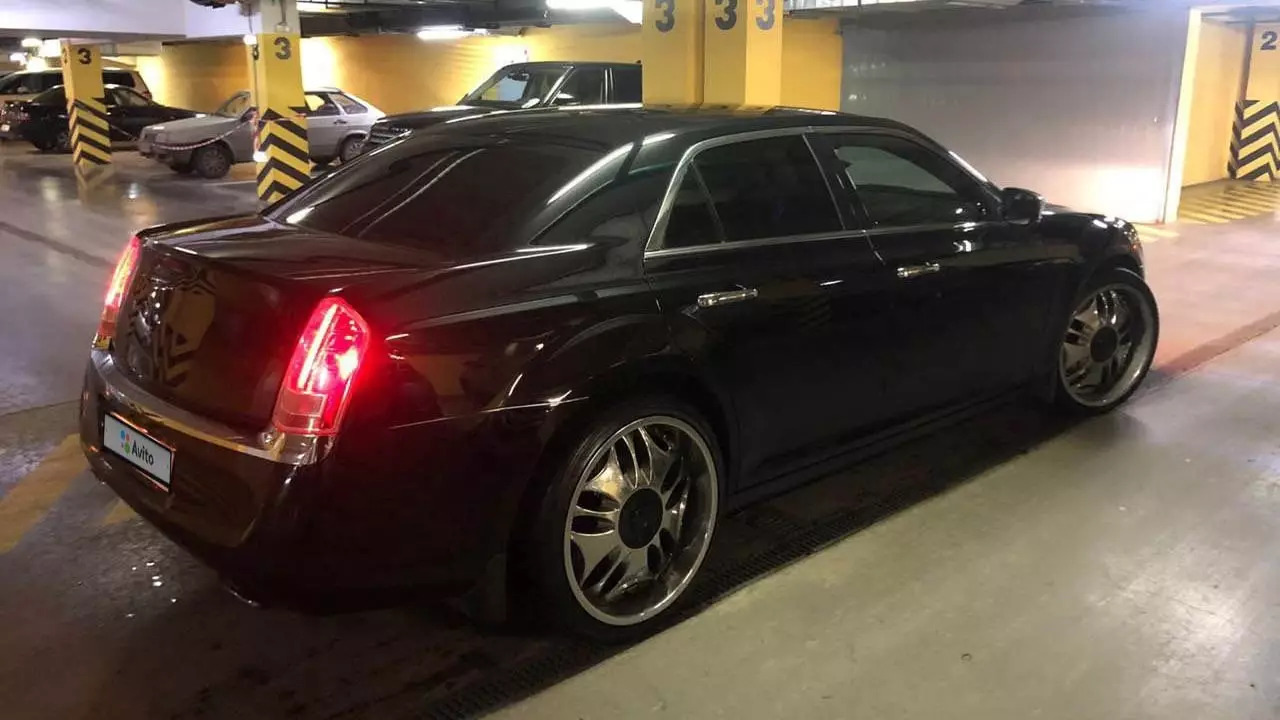 Chrysler 300c II: kufanele ngithenge ama-ruble ayizigidi eziyi-1,3 17501_11