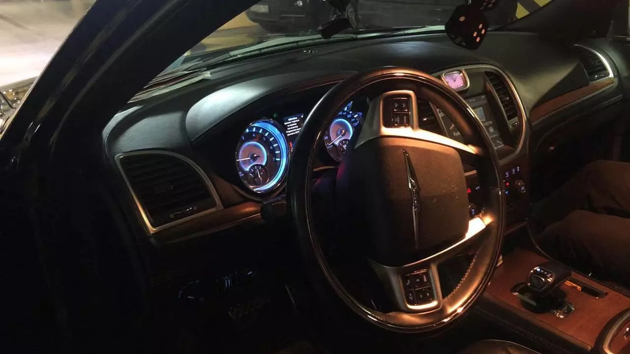 Chrysler 300C II: Dapat ba akong bumili ng 1.3 milyong rubles 17501_17