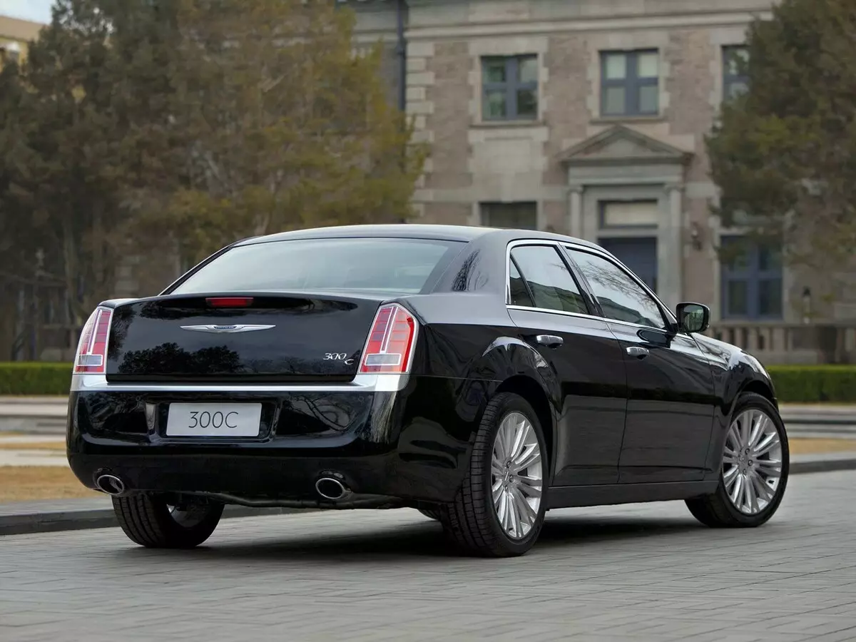 Chrysler 300c II: kufanele ngithenge ama-ruble ayizigidi eziyi-1,3 17501_5