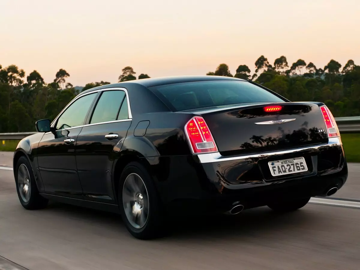 Chrysler 300C II: Dapat ba akong bumili ng 1.3 milyong rubles 17501_8