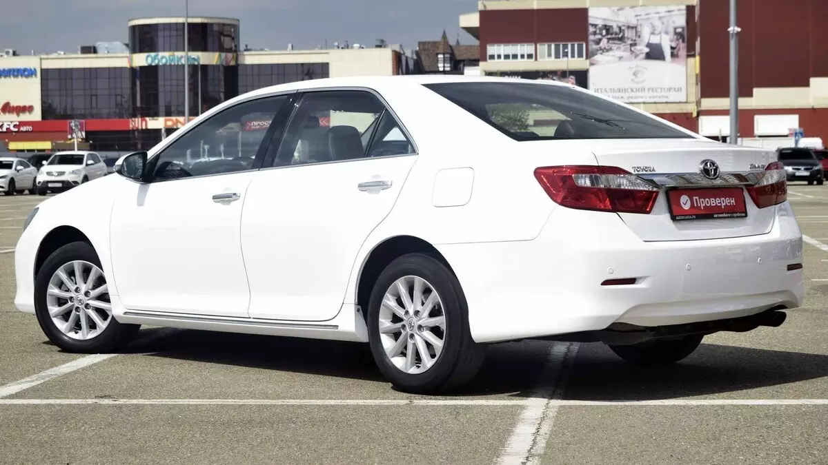 Ntuziaka Toyota Camry Voi ịzụta 17557_11