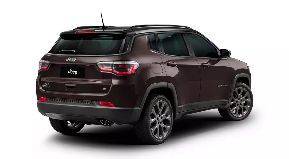 Jeep mengumumkan crossover baru: tujuh tempat, hanya mesin turbo. Dan ini bukan kompas yang diregangkan 17646_2