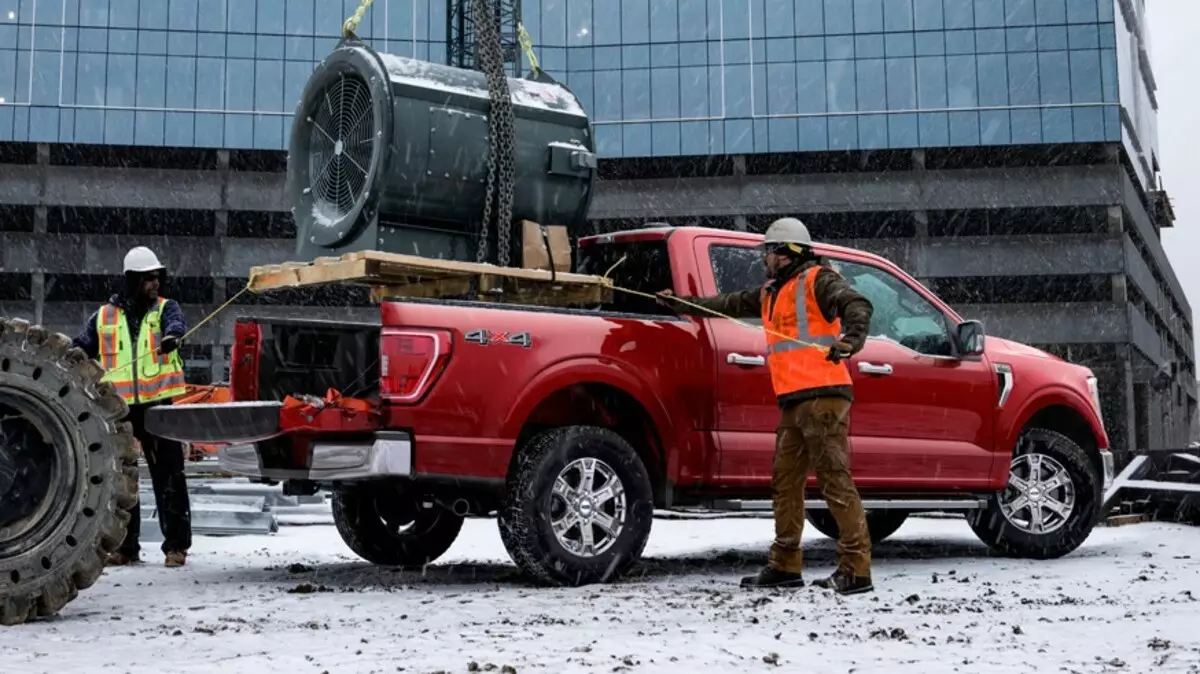 Ford analankhula za masewera a F-150: v6 ndi v8 zimawonjezera mphamvu mu mphamvu 17665_2