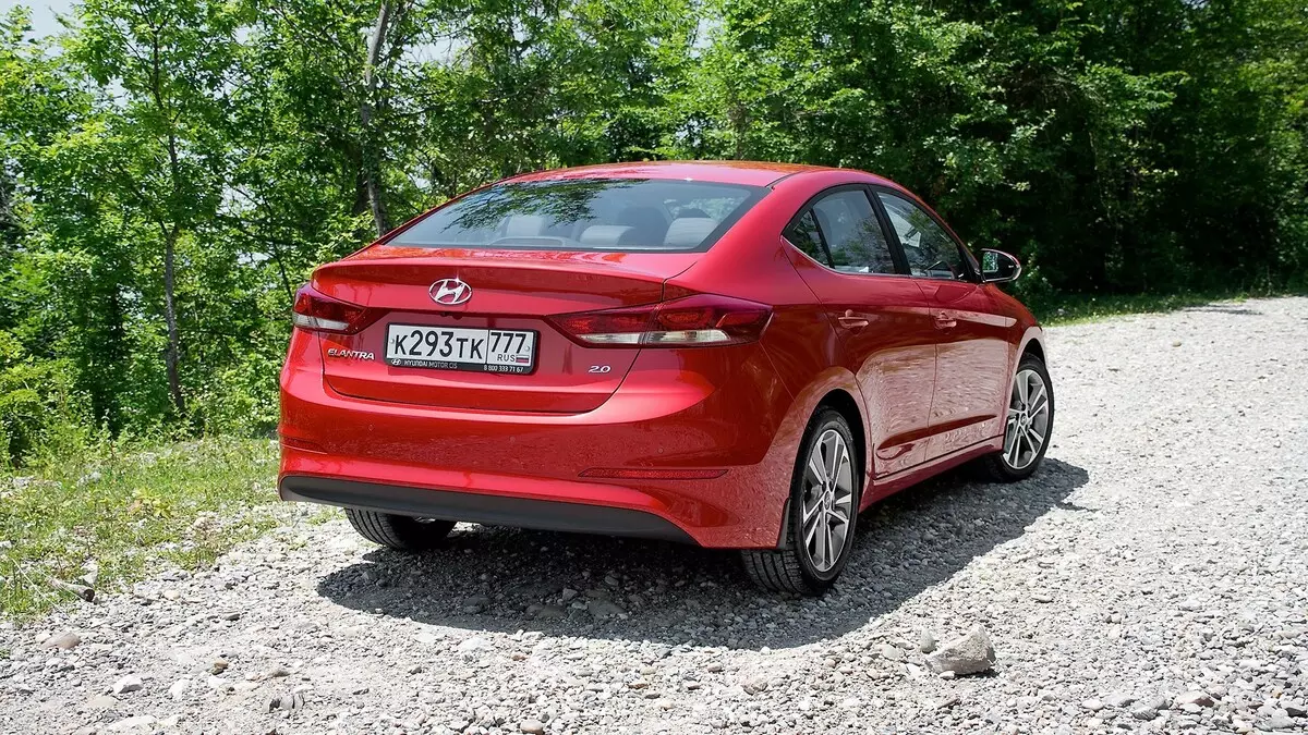 Sygyryk we ýaýlar ýok: Synag täze Hyundai Elannona synag 17703_44