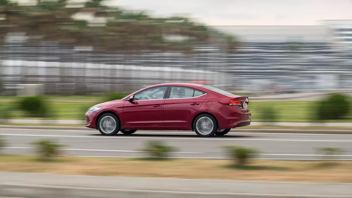 Sen asubíos e arcos: Test Drive New Hyundai Elantra 17703_58