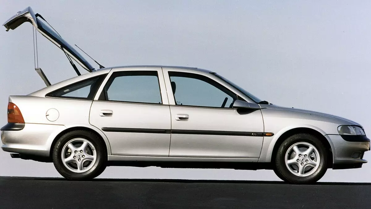 Esithombeni: Opel Vectra Hatchback (B) '1995-99