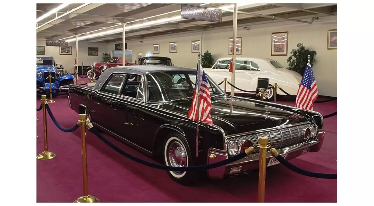 800px-1962_Lincoln_continairs_towne_limousine_ (Thawj Tswj Hwm_kennedy) _ (8391189460) .jpg