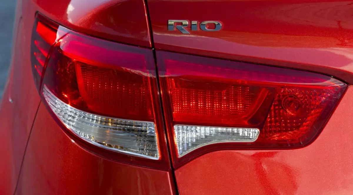 Kia bercakap tentang harga dan peralatan sedan Rio yang dikemas kini 18186_10