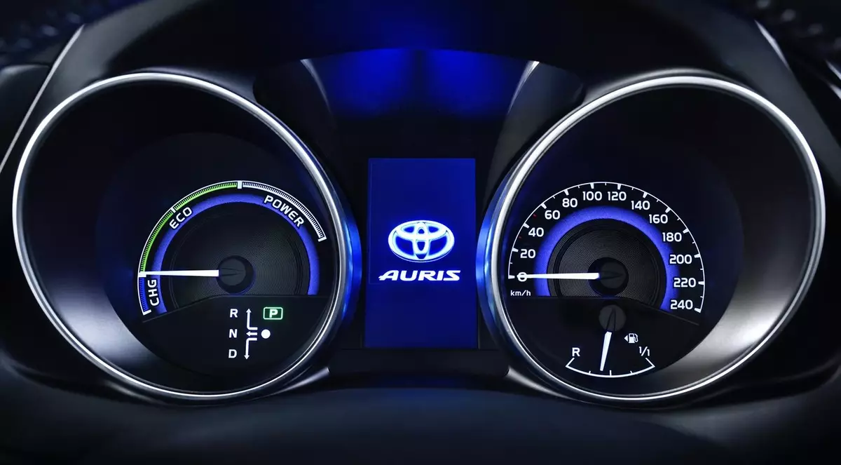 Gi-update ang Toyota Auris ug Avernis sa Geneva nga adunay usa ka komplikado nga 