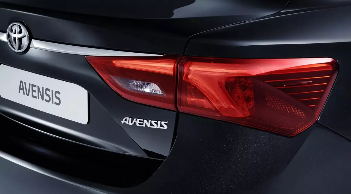 Opgedateer Toyota Auris en Avensis het in Genève aangekom met 'n kompleks van 