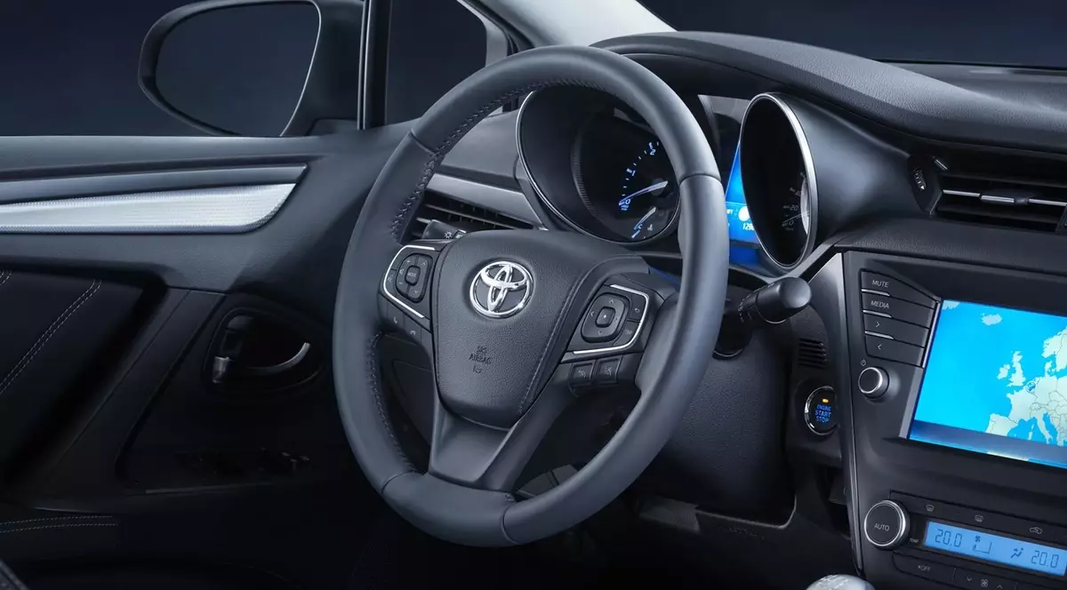 Opgedateer Toyota Auris en Avensis het in Genève aangekom met 'n kompleks van 