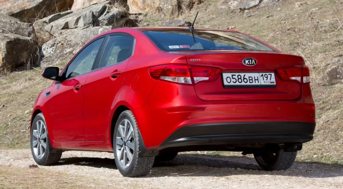 Kia rio na ƙarni na ƙarshe za a iya siyar da sasulan by 30,000 rubles 18305_3