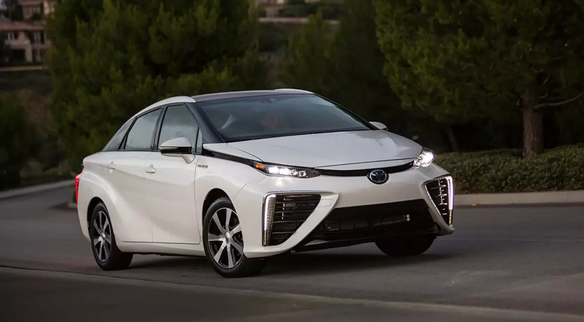 2016_Toyota_Mirai_057.jpg