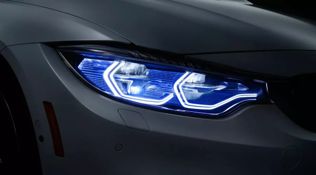 BMW показав нове покоління оптики на концепті M4 Iconic Light 18570_9