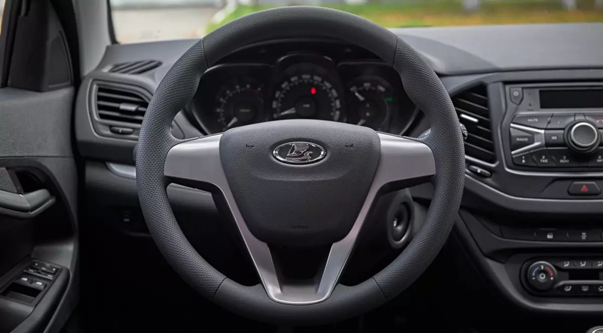 Korean jännite: vertaileva testi Lada Vesta Kia Rio ja Hyundai Solaris 18788_21