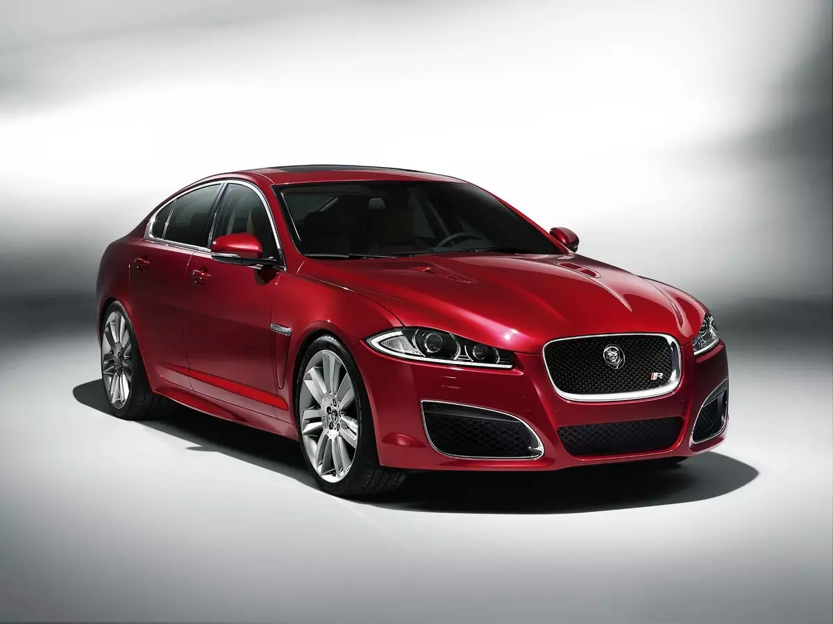 Νέα Jaguar XF Debuts στο στάδιο μιας αντιπροσωπείας αυτοκινήτων στη Νέα Υόρκη 18890_2