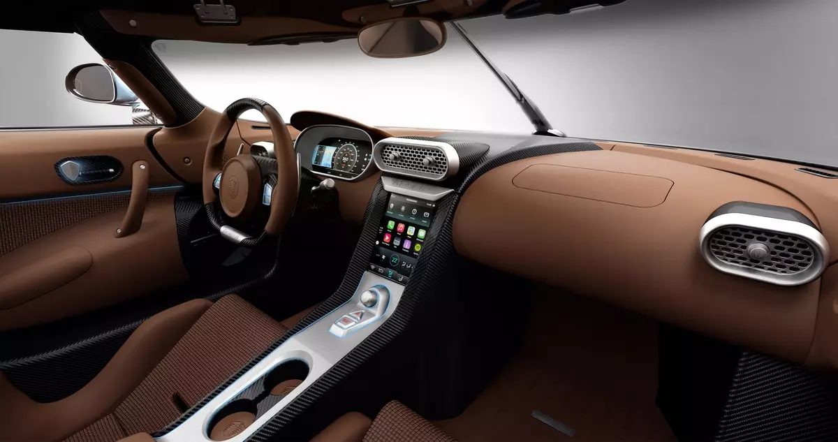 Koinigesg_regera_interior.jpg.