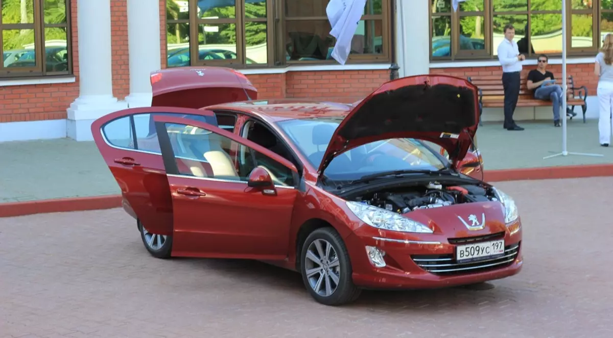 စမ်းသပ်မောင်းနှင်မှု Peugeot 408: အရောင်းရထားသူများကိုကိုယ်စားလှယ်လောင်းလား။ 19311_23