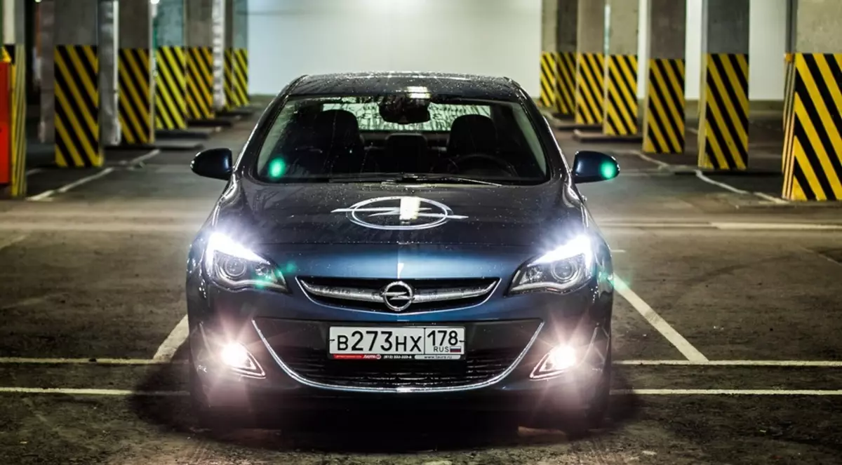 Test sürücüsü Opel Astra Sedan: Strateji bədən 19578_1