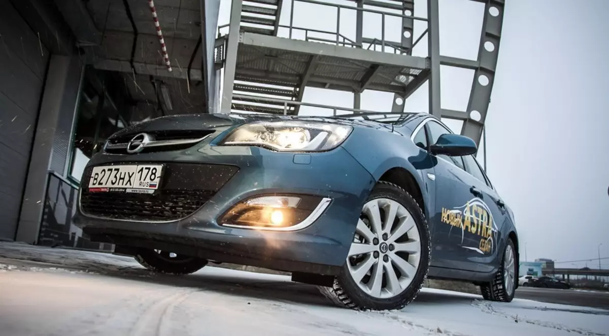 Test sürücüsü Opel Astra Sedan: Strateji bədən 19578_18